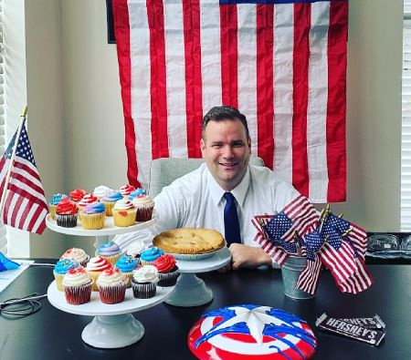 ¿Cuál es el patrimonio neto de Jason McGowan? Salario como director ...